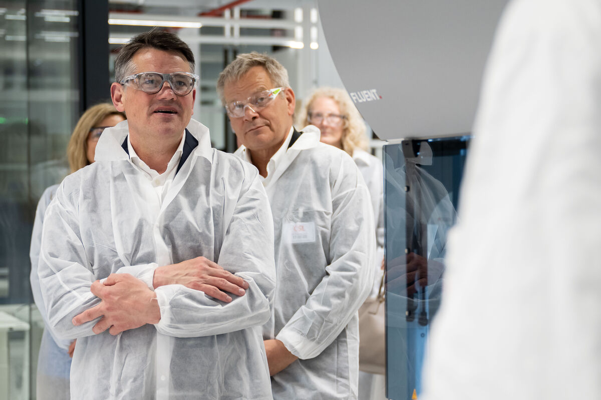 Ministerpräsident Rhein besucht CSL Behring Innovation am Pharmastandort Behringwerke | hessen.de